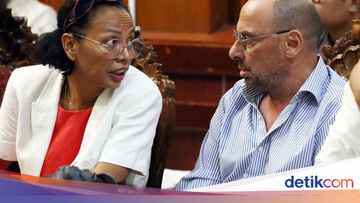 Eks Putri Indonesia 2002 dan Suami Jalani Sidang Gugatan di PN Surabaya