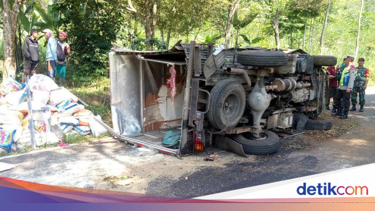 Diduga Rem Blong, Truk Muat Beras di Pasuruan Tabrak Pemotor hingga Tewas