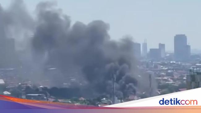 Bengkel Bus Damri Jagir Sidosermo Surabaya Terbakar, 12 Mobil PMK Diterjunkan