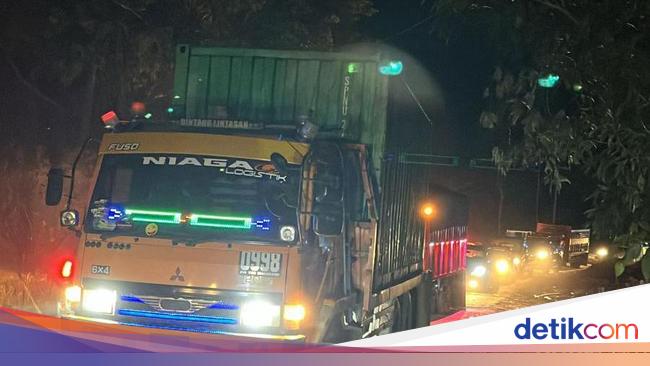 Jalur Poros Maros-Bone di Camba Dibuka, Kendaraan Antre 3 Km