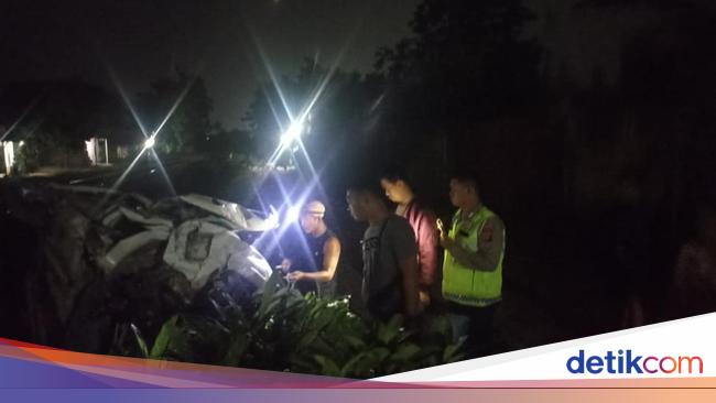 Mobil Vs KA Babaranjang di Rel Tanpa Palang Pintu Lampung, 1 Tewas