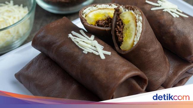 Resep Dadar Gulung Cokelat Isi Pisang Keju yang Legit Gurih