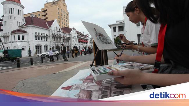 Intip Keseruan Menggambar Sketsa di Kota Lama Surabaya