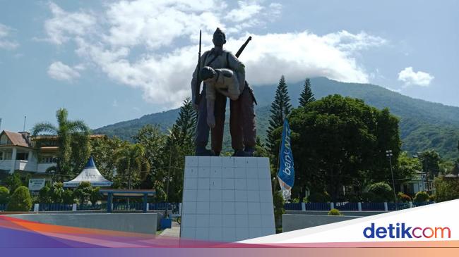 Kisah di Balik Patung Herman Fernandez Bopong Alex Rumambi di Larantuka