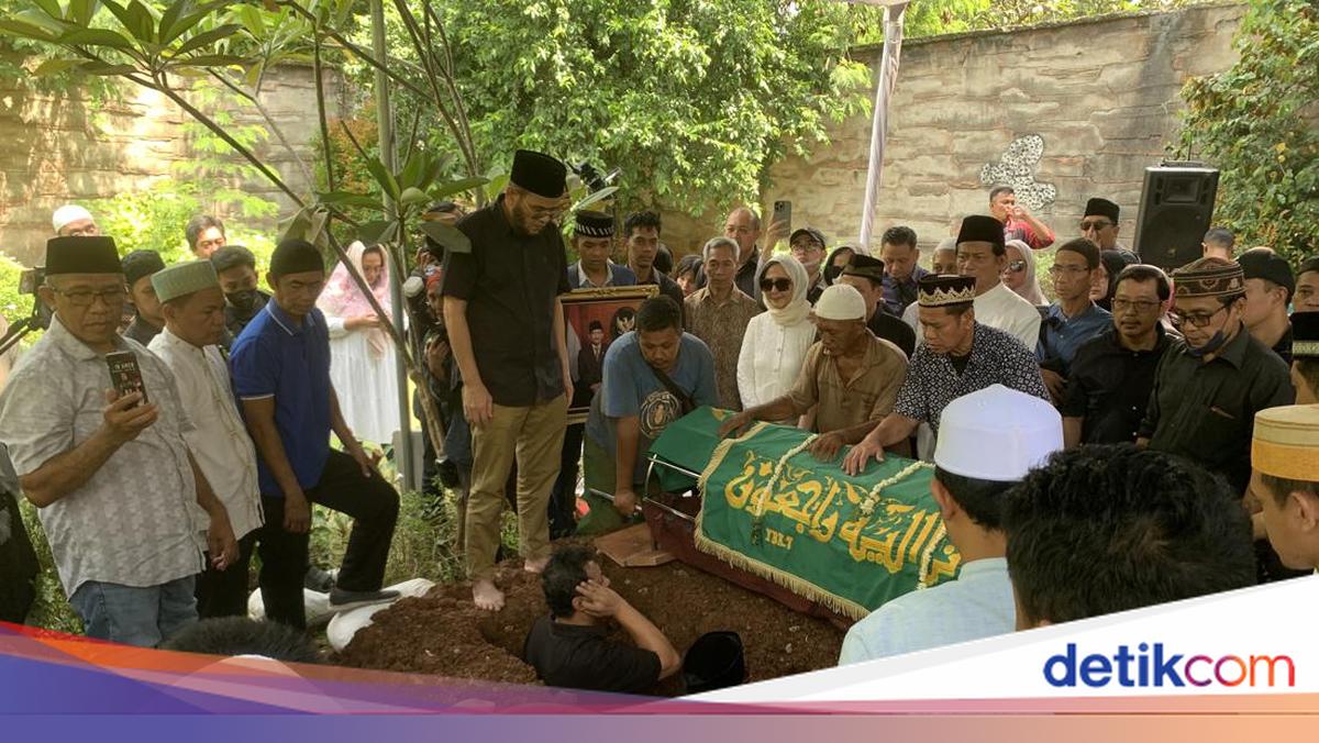 Jenazah Tanri Abeng Dimakamkan di Samping Makam Istri