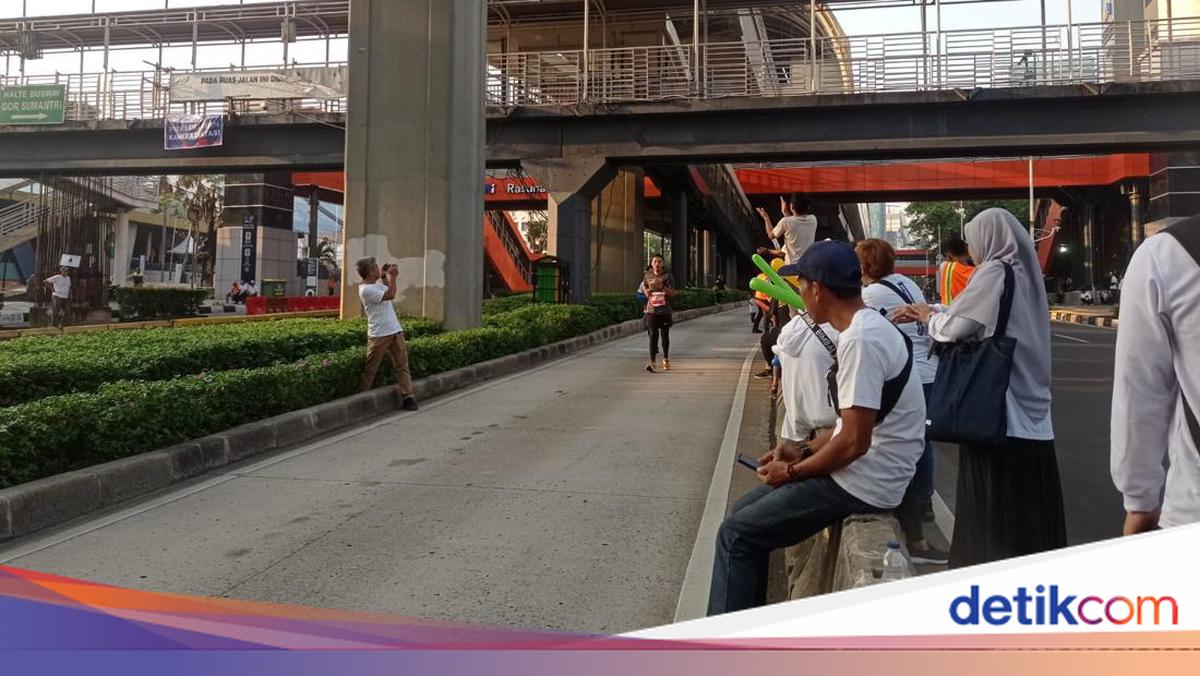 Warga Antusias Nonton Jakarta Marathon 2024 di Jalan Rasuna Said