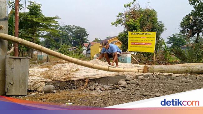 Kisah di Balik Viral Warga Kebonagung Pekalongan Patungan Ngecor Jalan Rusak