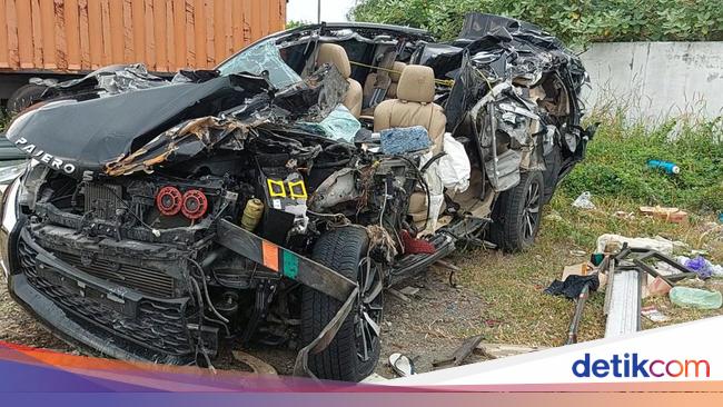 Penampakan Ngeri Mobil Pajero yang Tabrak Truk di Tol Semarang-Batang Penampakan Ngeri Mobil Pajero yang Tabrak Truk di Tol Semarang-Batang