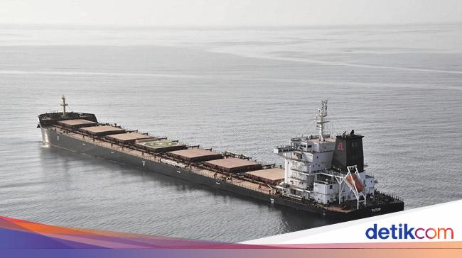 Penampakan Kapal Kargo Tenggelam Usai Diserang Houthi di Laut Merah