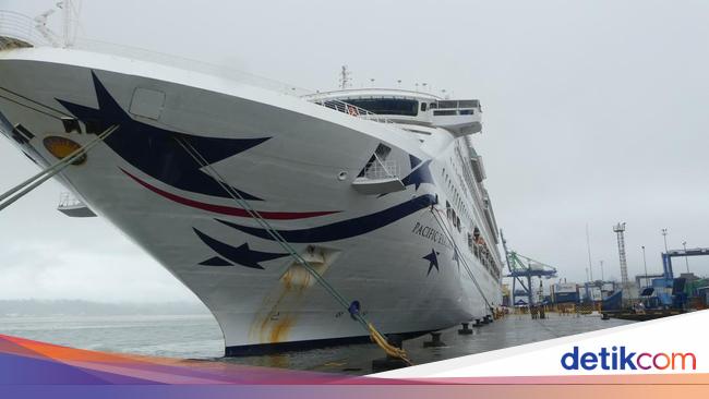 Potret Kapal Pesiar dari Australia Bersandar di Ambon