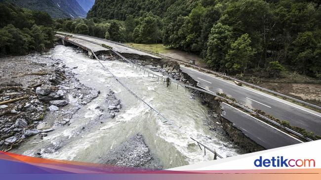 Penampakan Jalan Raya di Swiss Hancur Diterjang Banjir