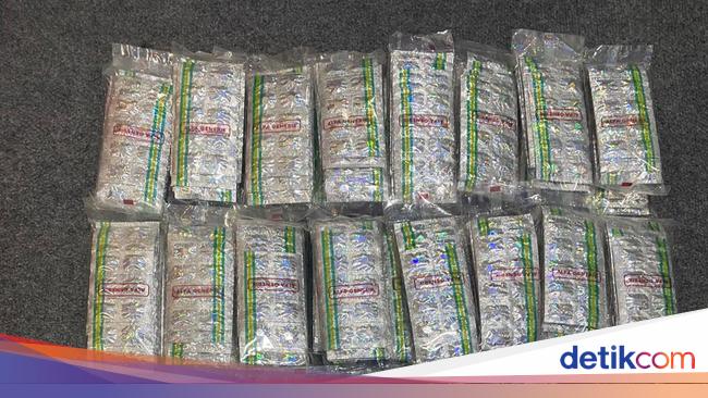 Viral Emak-emak Geruduk Warung Diduga Jual Obat Terlarang di Depok Viral Emak-emak Geruduk Warung Diduga Jual Obat Terlarang di Depok
