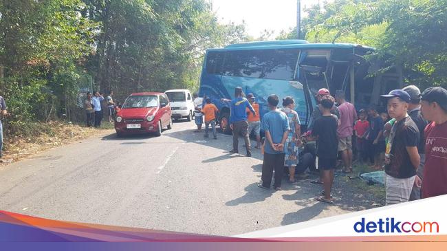 Truk Serempet Motor Mahasiswi Lalu Tabrak Bus di Mojokerto, 6 Orang Luka