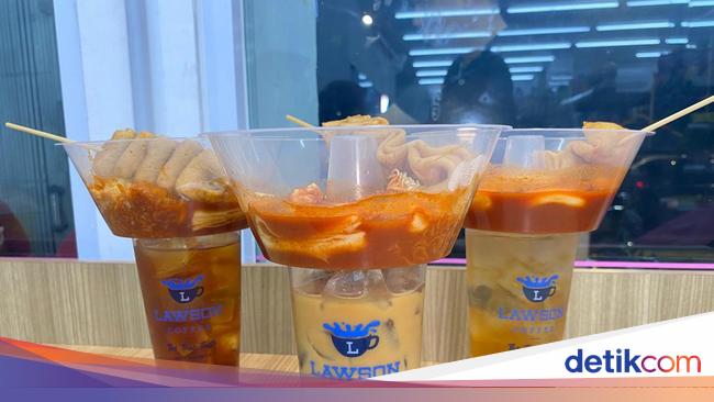Viral! Ngemil Ttteokbokki Sambil Minum Es Kopi dalam Satu Genggaman