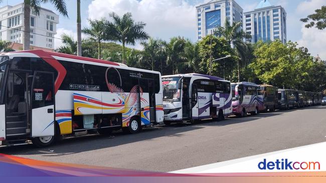 Jukir Resmi-Sopir Bus di Lapangan Banteng Keluhkan Parkir Liar di Istiqlal