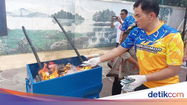 Asap Pekat Muncul Usai OKT dan Rokok Ilegal Dimusnahkan di Cirebon