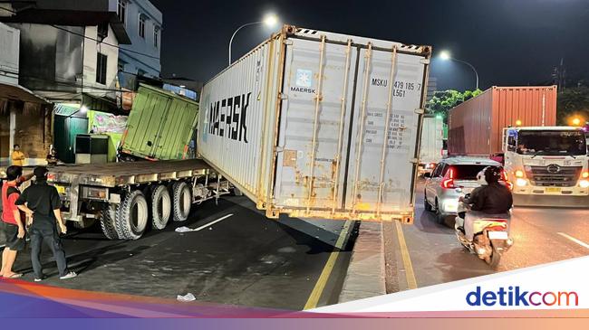 Sopir Mengantuk, Truk Seruduk Xpander hingga Rumah Makan di Bekasi