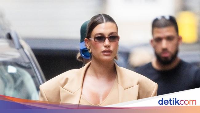 Hailey Bieber Pamer Cincin Berlian Bertulisan 'MOM', 2 Minggu ...