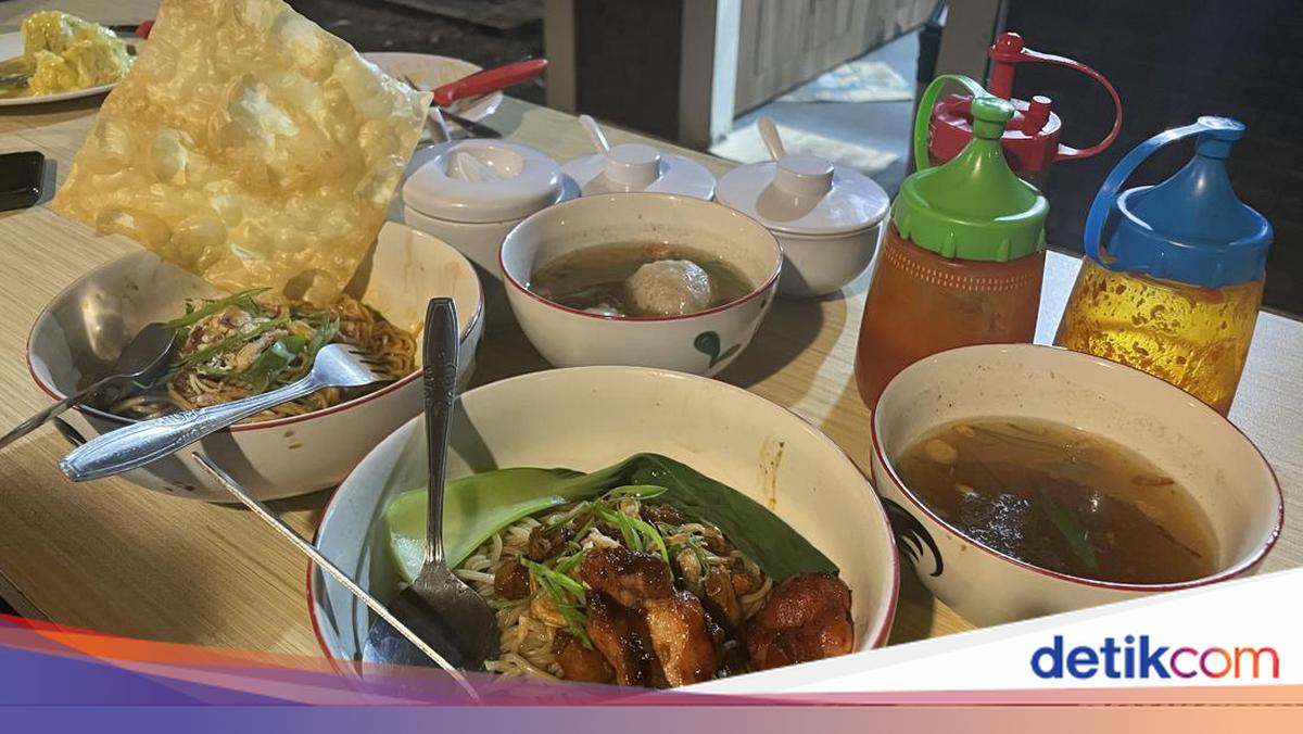 Nikmat Kuah Kaldu Bakso Kampung di Waroeng Surabi