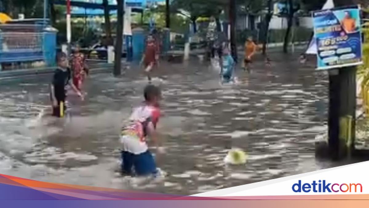 Terendam Banjir, Jalanan di Jatiasih Bekasi Jadi Kolam Renang Dadakan
