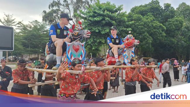 Kesenian Sasak Jaran Kamput Sambut Pebalap MXGP 2024 di Mataram Kesenian Sasak Jaran Kamput Sambut Pebalap MXGP 2024 di Mataram