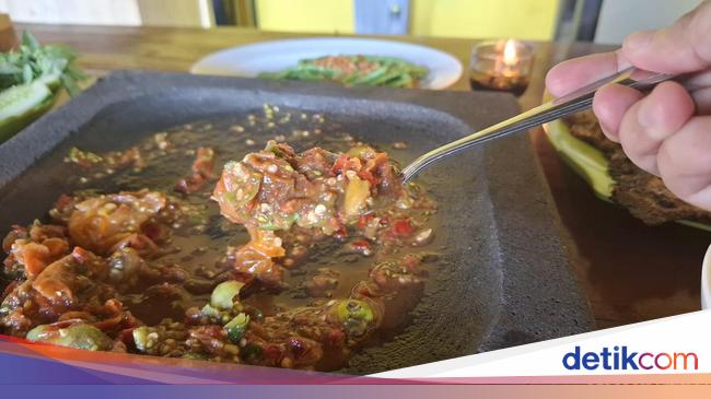 Puas Nyeruit Sambal Asli Lampung yang Pedas Segar di Tempat Ini