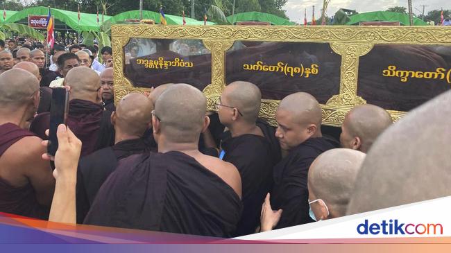 Suasana Duka Warga Myanmar Iringi Pemakaman Biksu Senior