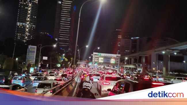 Akhir Pekan, Lalin Pancoran Arah Cawang Macet Malam Ini