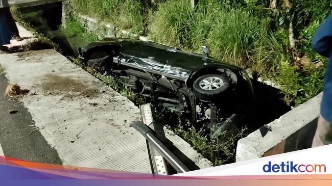 Gagal Nikung, Avanza Nyelonong Masuk Parit di Wates
