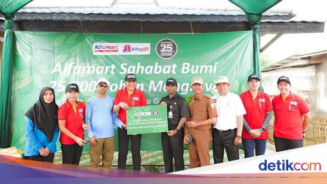Cegah Abrasi, Alfamart Tanam 25.000 Bibit Mangrove di Muara Gembong