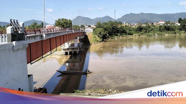 Sampah di Sungai Citarum Batujajar Mulai Bersih