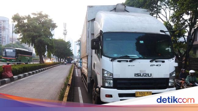 Ada Truk Gangguan di Jl Gatot Subroto Arah Slipi, Lalin Macet
