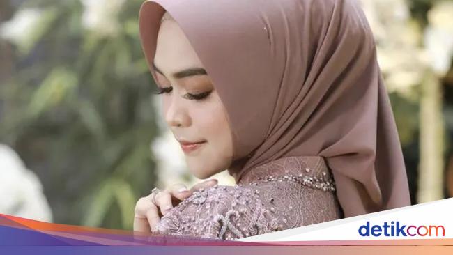7 Model Kebaya Kondangan Plus Hijab ala Artis yang Bisa Jadi Inspirasi
