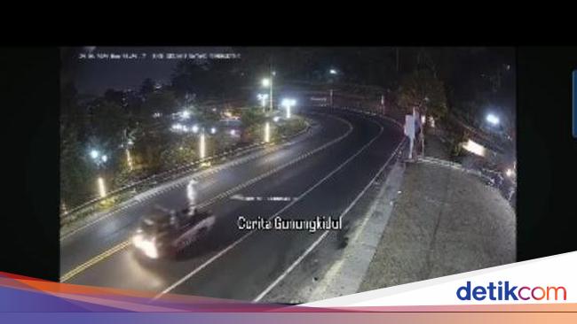 Viral Penampakan Pocong Terekam CCTV di Slumprit Gunungkidul, Ini Faktanya Viral Penampakan Pocong Terekam CCTV di Slumprit Gunungkidul, Ini Faktanya