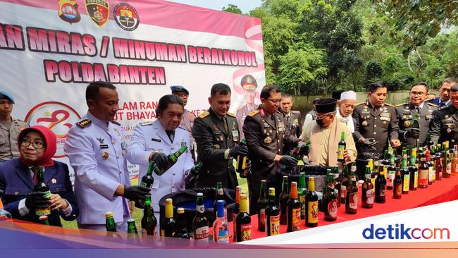 Polda Banten-Forkompinda Musnahkan Miras di Momen HUT Bhayangkara Polda Banten-Forkompinda Musnahkan Miras di Momen HUT Bhayangkara