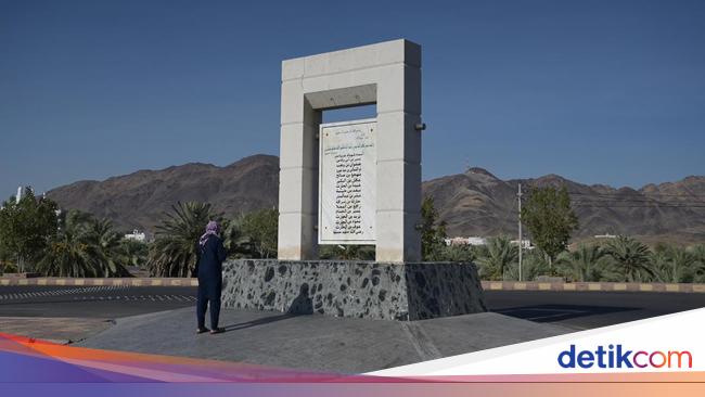 Mengunjungi Monumen Para Syuhada Badar