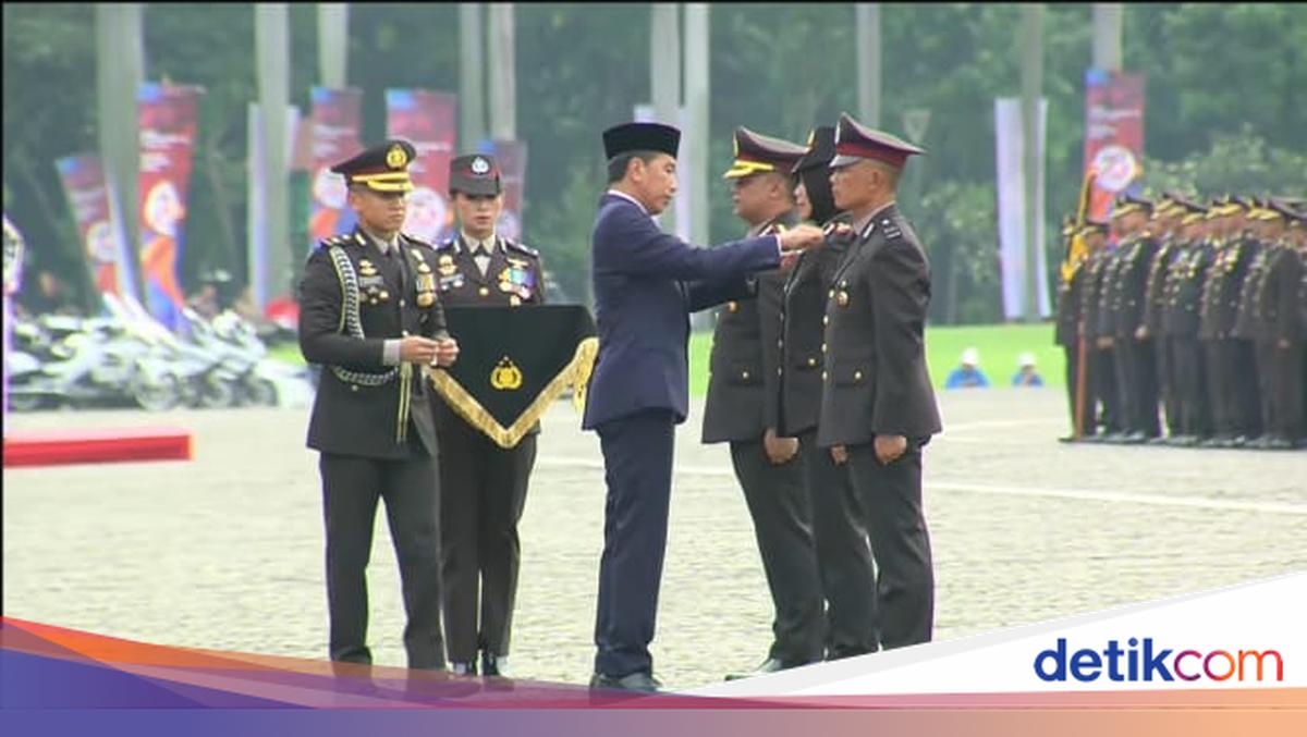 Jokowi Sematkan Penghargaan Bintang Bhayangkara Nararya ke 3 Anggota Polri