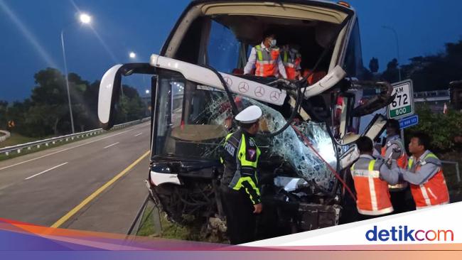 Bus Harapan Jaya Tabrak Truk di Tol Jombang, 1 Orang Tewas-2 Luka