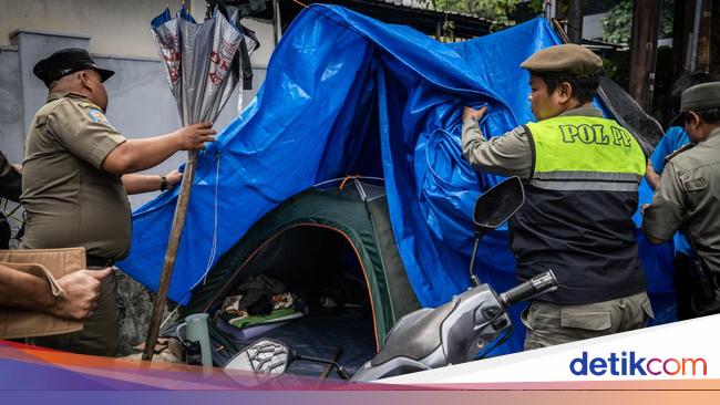 Momen Satpol PP Bongkar Tenda Pengungsi WNA di Depan Gedung UNCHR