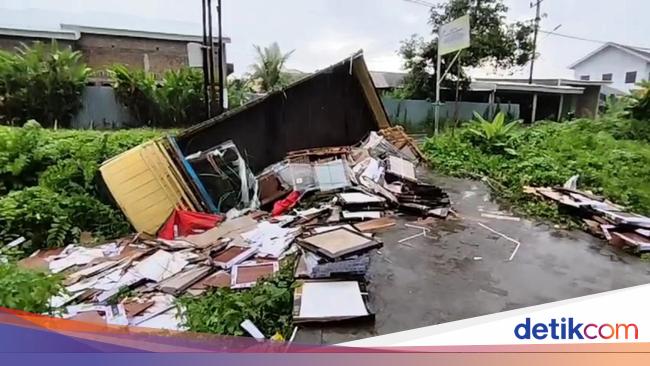 Truk Muat Bahan Bangunan Terbalik di Maros, 1 Orang Tewas Tertimpa Tegel