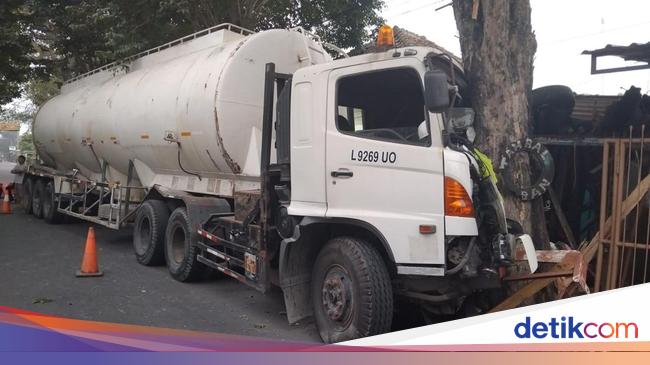 Brak! Truk Tangki Tabrak Teras Rumah-Pohon di Jalan Samas Bantul