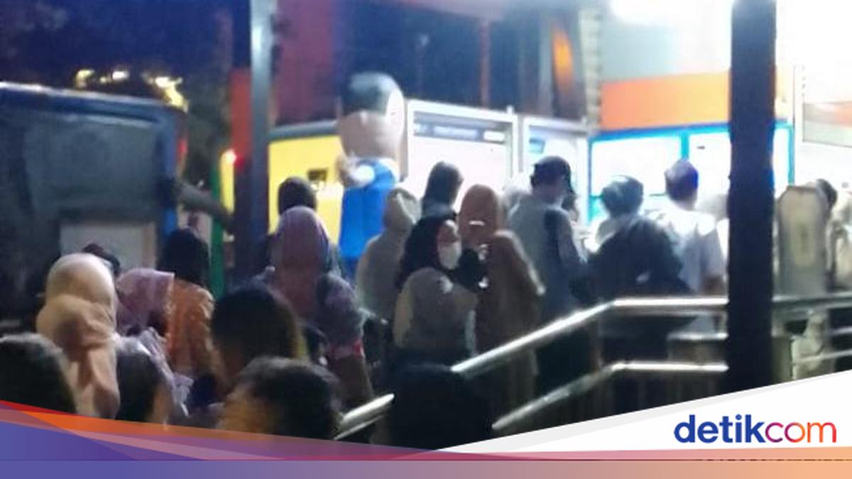 Antrean Penumpang di Halte Tegal Mampang Mengular Imbas TransJ Kena Macet