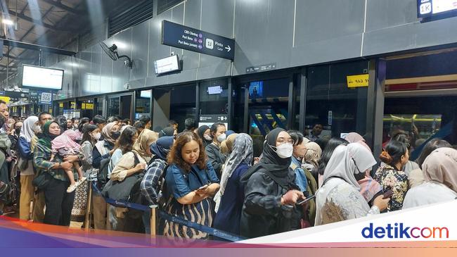 Keluh Penumpang Antre Panjang di Halte CSW Imbas Hujan Deras Guyur Jakarta