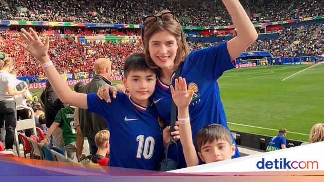 7 Foto Carissa Puteri Nonton Euro 2024, Paras Ganteng 2 Putranya Bikin ...