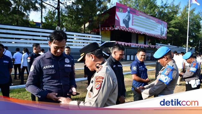 Cegah Judi Online, Wakapolda NTT Periksa HP Personel