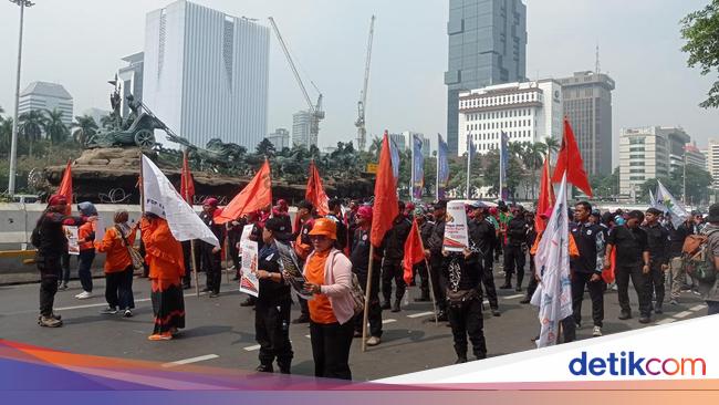 Demo Buruh di Patung Kuda, Lalin Jl Merdeka Barat Arah Istana Ditutup