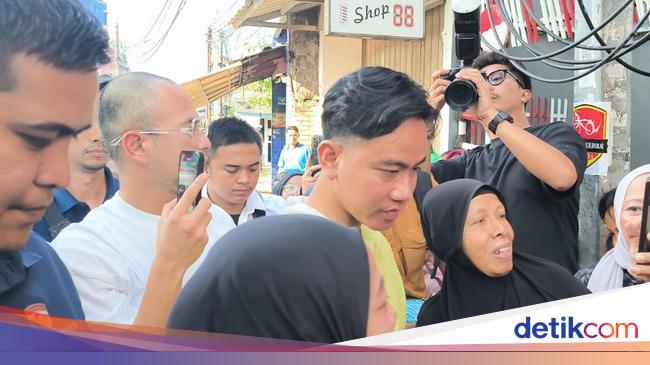 Gibran Bareng Raffi Ahmad Blusukan di Jaksel, Bagikan Buku dan Susu Gratis