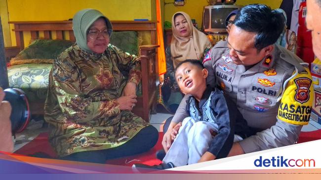 Derai Air Mata Mensos Risma Saat Temui Bocah Ilham di Bandung