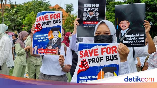Aksi Bela Prof BUS di Unair Surabaya