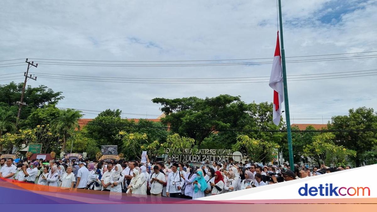 Bendera Setengah Tiang Warnai Aksi Bela Prof BUS Usai Dicopot Unair